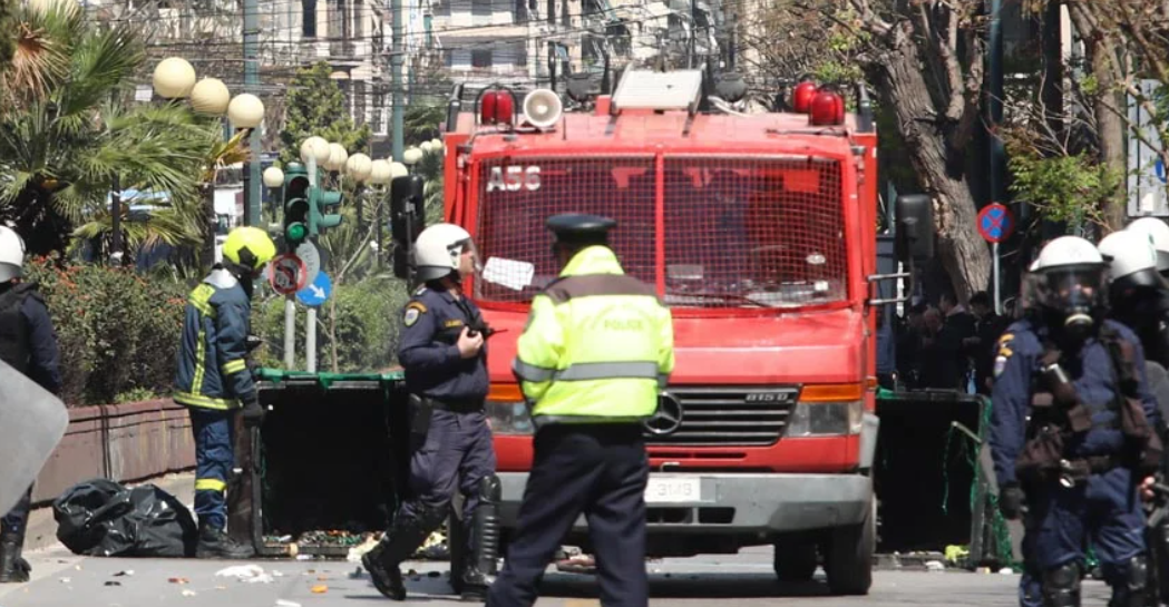 Τι απάντησε ο αστυνομικός που πυροβόλησε τέσσερις φορές έξω από την ...