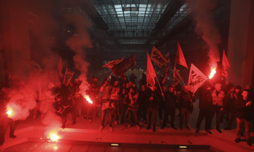 ΣΤΟΥΣ ΔΡΟΜΟΥΣ ΚΑΙ ΠΑΛΙ ΓΙΑ ΤΟ ΣΥΝΤΑΞΙΟΔΟΤΙΚΟ ΟΙ ΓΑΛΛΟΙ – ΔΙΑΔΗΛΩΤΕΣ ...