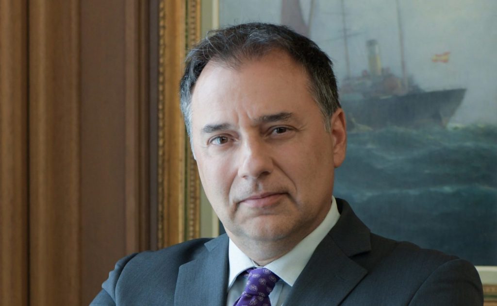 ΥΠΟΥΡΓΟΣ ΟΙΚΟΝΟΜΙΚΩΝ ΓΙΑ ΕΝΑ ΜΗΝΑ Ο ΓΛΕΙΦΤΗΣ ΤΩΝ ΜΗΤΣΟΤΑΚΗΔΩΝ. ΞΕΡΕΙ ...