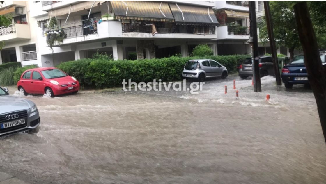 «Ποτάμια» οι δρόμοι της Θεσσαλονίκης μετά την καταιγίδα – 70 κλήσεις ...
