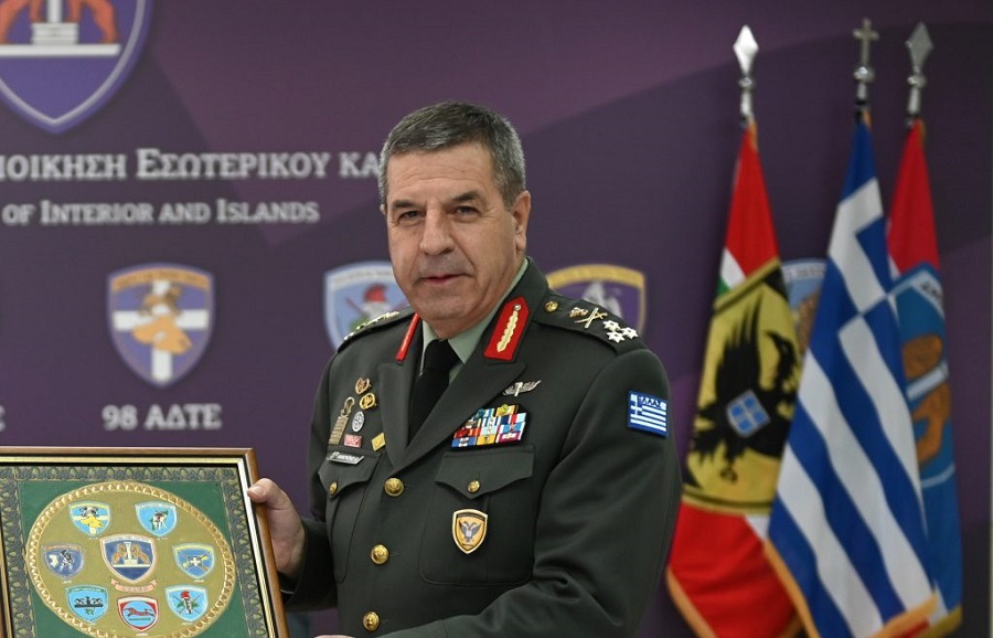 ΓΕΛΑΝΕ ΚΑΙ ΤΑ ΤΣΙΜΕΝΤΑ ΜΕ ΤΗΝ ΜΠΑΝΑΝΙΑ: ΤΟΝ ΠΑΡΑΚΟΛΟΥΘΟΥΣΑΝ ...