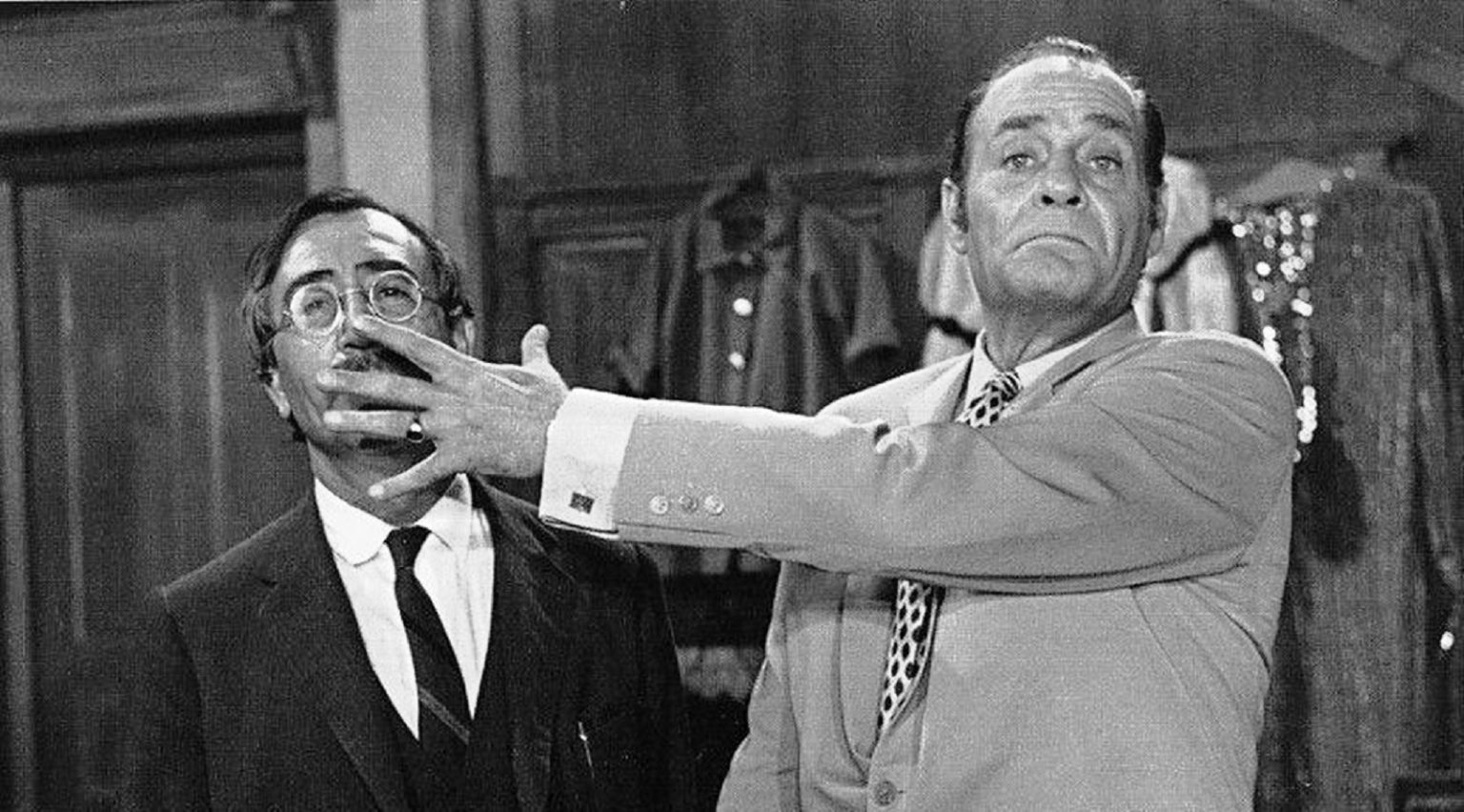 Το γνωρίζατε; – Τι ακριβώς σημαίνει η «μούντζα»; [BINTEO] – Makeleio.gr