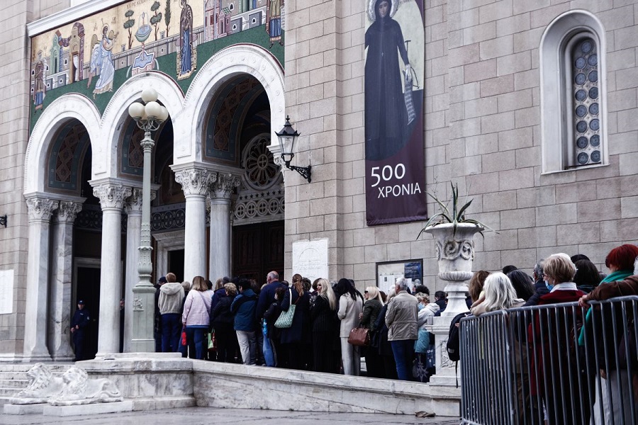 Ουρές στην Ιερά Μητρόπολη Αθηνών για το προσκύνημα της εικόνας της ...