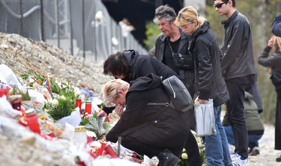 ΑΡΘΡΟ ΚΟΛΑΦΟΣ ΤΗΣ LE MONDE ΓΙΑ ΤΗΝ ΤΡΑΓΩΔΙΑ ΤΩΝ ΤΕΜΠΩΝ ΚΑΙ ΓΙΑ ΤΗΝ ...