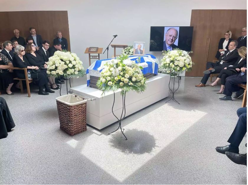 ΠΟΙΟΣ ΚΕΡΑΤΑΣ ΕΒΑΛΕ ΠΑΝΩ ΣΤΟ ΚΟΥΦΑΡΙ ΤΟΥ ΠΡΟΔΟΤΗ ΠΑΓΚΑΛΟΥ ΤΗΝ ΕΛΛΗΝΙΚΗ ...