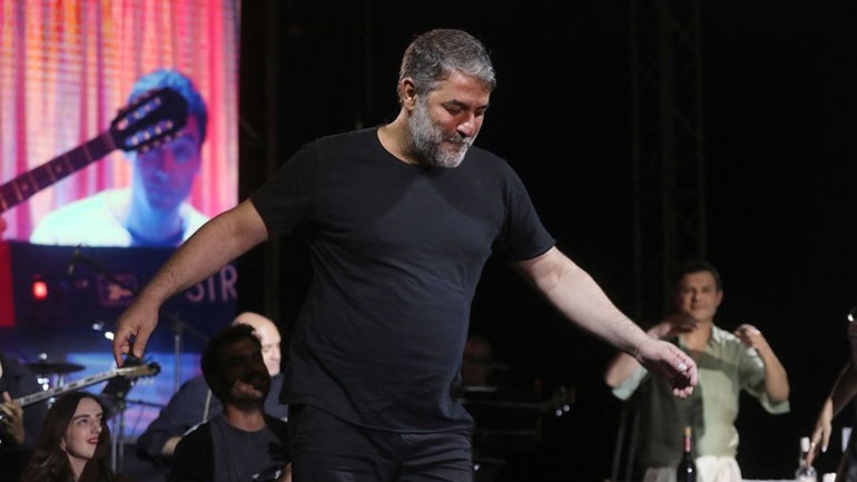 Ο Βασίλης Μπισμπίκης ξαναχτυπά – Χόρεψε πάλι! Η ζεϊμπεκιά ενός μπεκρή ...