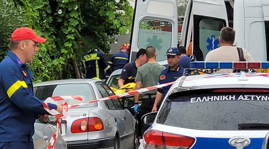 Φρικτός θάνατος! Ανδρας έπιασε φωτιά, έπεσε από μπαλκόνι και καρφώθηκε ...