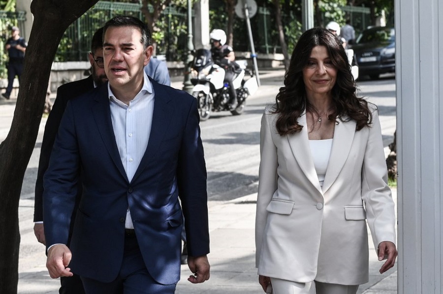 Έφτασε στο Μέγαρο Μαξίμου ο Τσίπρας – Σε εξέλιξη η συνάντηση με τον ...