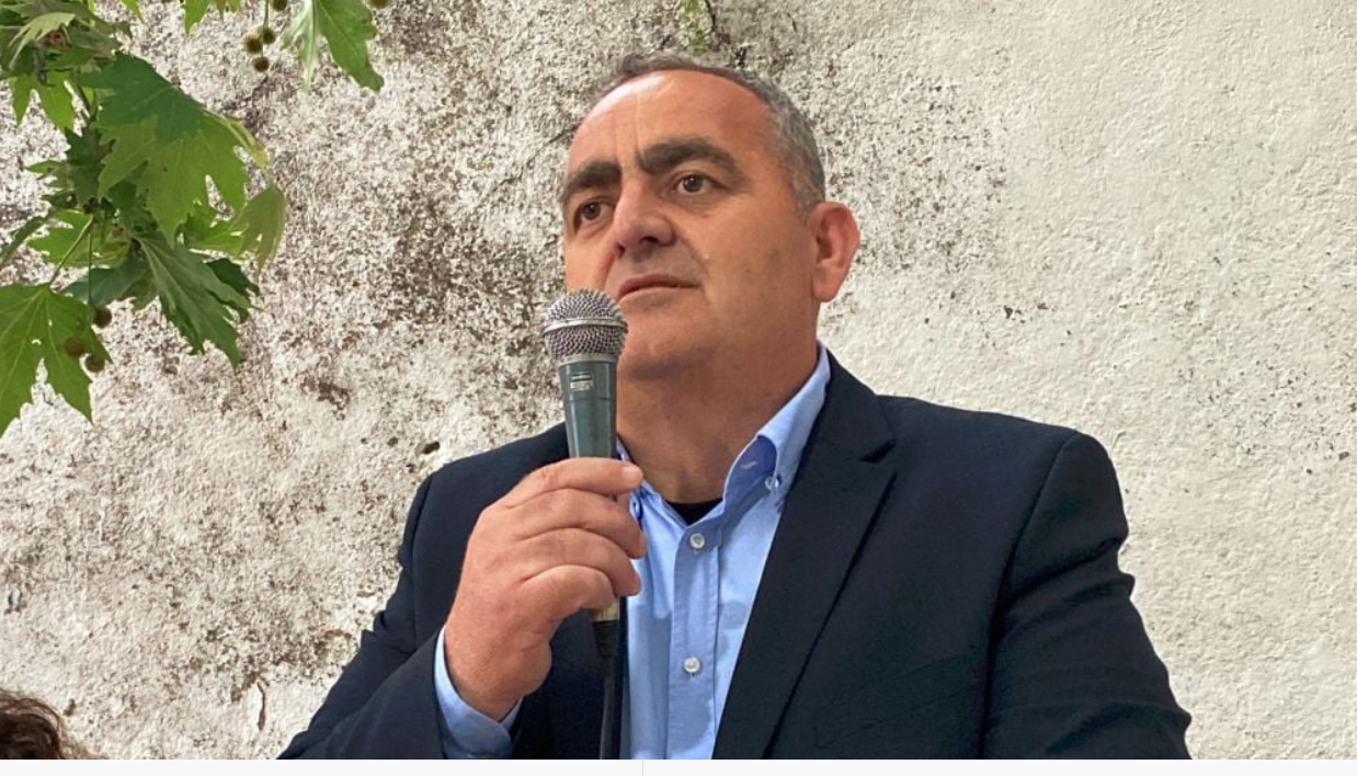 ΟΙ ΑΛΒΑΝΟΙ ΚΡΑΤΟΥΝ “ΑΙΧΜΑΛΩΤΟ” ΤΟΝ ΜΠΕΛΕΡΗ ΓΙΑ ΝΑ ΑΡΠΑΞΟΥΝ ΤΑ ΣΠΙΤΙΑ ...