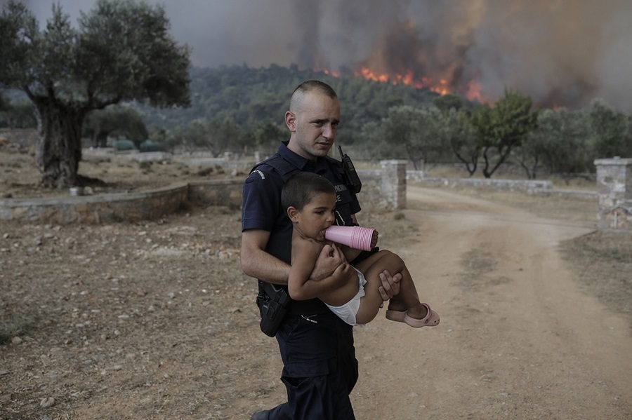Πρωτοσέλιδο στα βρετανικά ΜΜΕ οι φωτιές της Ελλάδας και ο αστυνομικός ...
