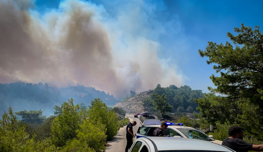 ΚΟΛΑΣΗ ΦΩΤΙΑΣ ΓΙΑ 8Η ΗΜΕΡΑ ΣΤΗ ΡΟΔΟ – ΜΑΙΝΟΝΤΑΙ ΤΑ ΠΥΡΙΝΑ ΜΕΤΩΠΑ ΣΕ ...