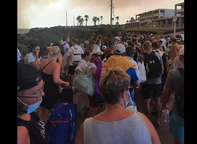 ΣΑΝ ΑΙΧΜΑΛΩΤΟΥΣ ΠΟΛΕΜΟΥ ΟΔΗΓΟΥΝ ΤΟΥΣ ΚΑΤΑΤΡΟΜΑΓΜΕΝΟΥΣ ΤΟΥΡΙΣΤΕΣ ΣΤΗ ...