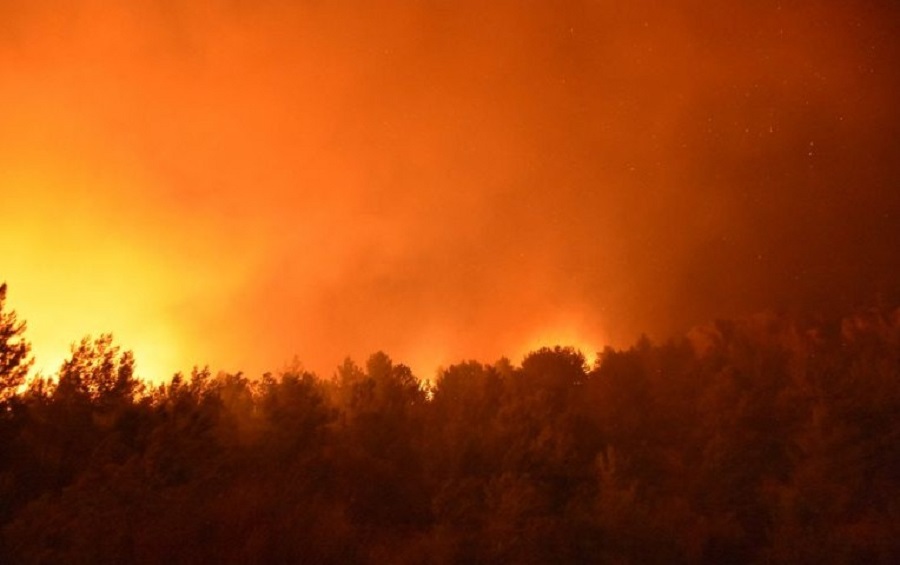 ΚΑΙΓΕΤΑΙ ΑΠΟ ΧΘΕΣ ΒΡΑΔΥ ΚΑΙ Η ΧΙΟΣ, ΤΗΝ ΩΡΑ ΠΟΥ ΜΗΤΣΟΤΑΚΗΣ, ΜΑΡΕΒΑ ΚΑΙ ...