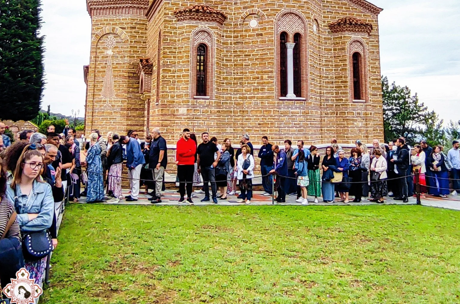 ΣΟΥΡΩΤΗ: Λαϊκό προσκύνημα στον τάφο του ΑΓΙΟΥ ΠΑΪΣΟΥ! (φωτο) – Makeleio.gr