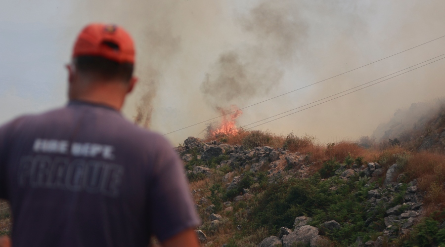 ΜΑΧΗ ΜΕ ΤΙΣ ΑΝΑΖΩΠΥΡΩΣΕΙΣ ΔΙΝΟΥΝ ΟΙ ΠΥΡΟΣΒΕΣΤΕΣ ΣΤΗΝ ΚΑΡΥΣΤΟ – ΗΧΗΣΕ ΤΟ ...