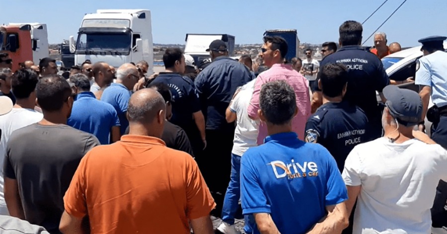 ΕΠΕΙΣΟΔΙΑ ΣΤΗ ΡΟΔΟ ΜΕΤΑΞΥ ΟΔΗΓΩΝ ΤΑΞΙ – ΕΚΛΕΙΣΑΝ ΤΟ ΛΙΜΑΝΙ ΓΙΑ ΝΑ ΜΗΝ ...