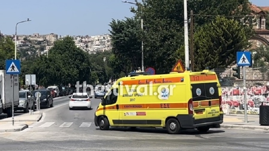 Γέφυρα σωτηρίας για να σωθεί 4χρονο αγόρι που κατέρρευσε σε παραλία της ...