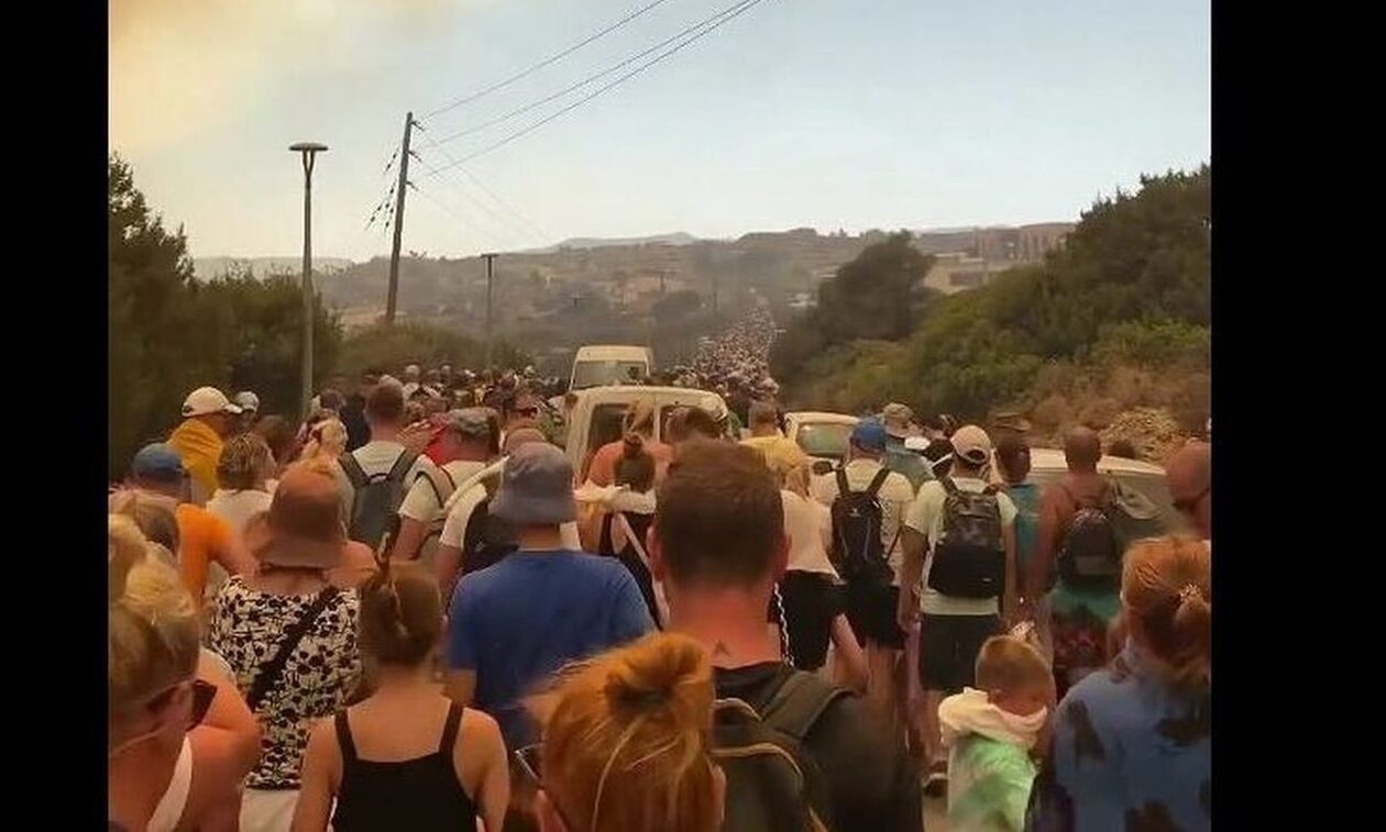 Φωτιά – Ρόδος: Δραματικές περιγραφές Βρετανών τουριστών – «Τρέχαμε με ...