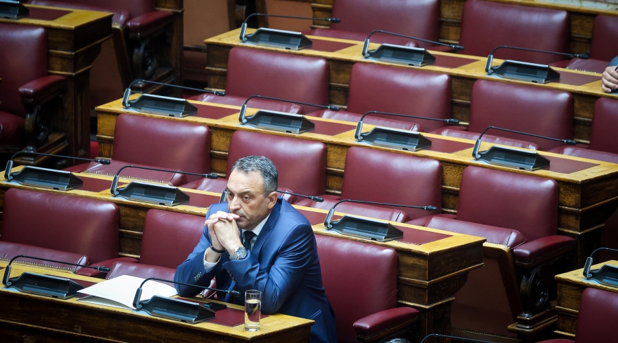 ΜΕ ΤΟ “ΚΑΛΗΜΕΡΑ” ΔΙΕΓΡΑΨΕ ΤΡΕΙΣ ΒΟΥΛΕΥΤΕΣ! ΤΟΝ ΠΑΡΑΤΗΣΑΝ ΜΟΝΟ ΤΟΥ ΣΤΑ ...