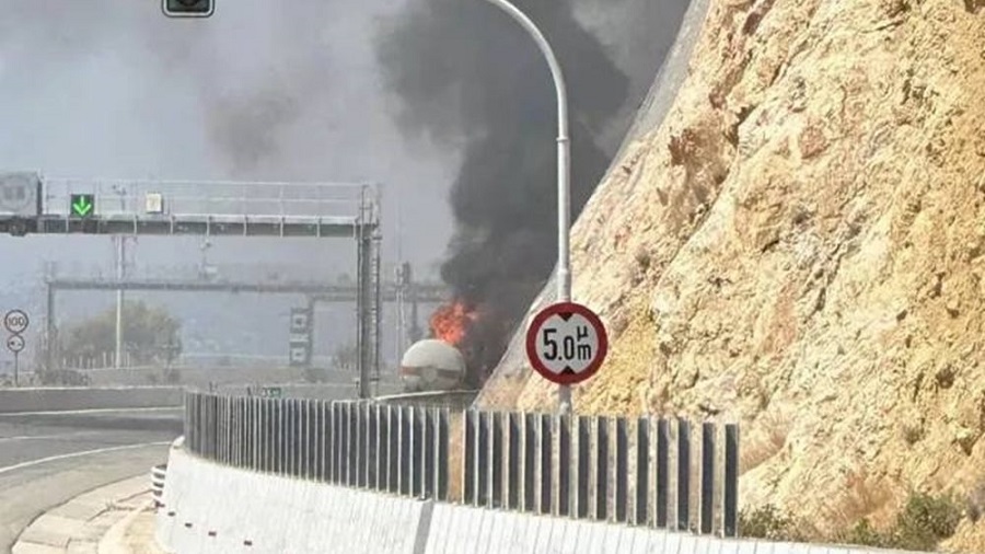 ΕΓΚΛΩΒΙΣΜΕΝΟΙ ΟΙ ΠΟΛΙΤΕΣ ΣΤΗΝ ΕΘΝΙΚΗ ΟΔΟ ΑΠΟ ΤΟ ΜΕΣΗΜΕΡΙ, ΜΕΤΑ ΤΗ ΦΩΤΙΑ ...