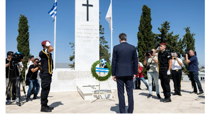 ΚΑΤΑΘΕΣΗ ΣΤΕΦΑΝΟΥ ΕΝΟΣ ΠΡΟΔΟΤΗ ΣΤΟΝ ΤΥΜΒΟ ΤΗΣ ΜΑΚΕΔΟΝΙΤΙΣΣΑΣ. ΕΙΝΑΙ ...