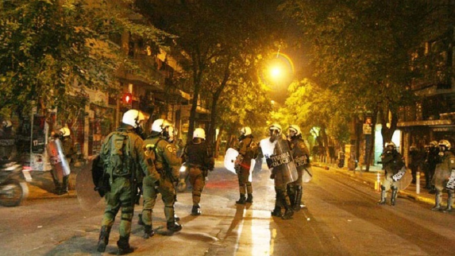 Επίθεση με πέτρες σε διμοιρία των ΜΑΤ στα Εξάρχεια – Makeleio.gr