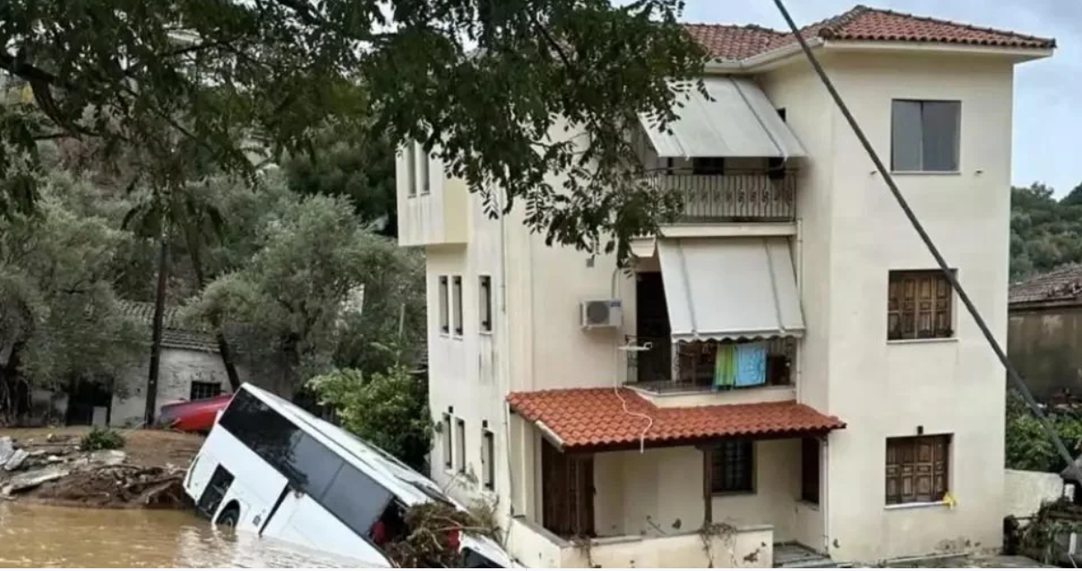 Ασύλληπτες εικόνες: Έγειρε σπίτι στο Πήλιο και το «κρατάει» λεωφορείο ...