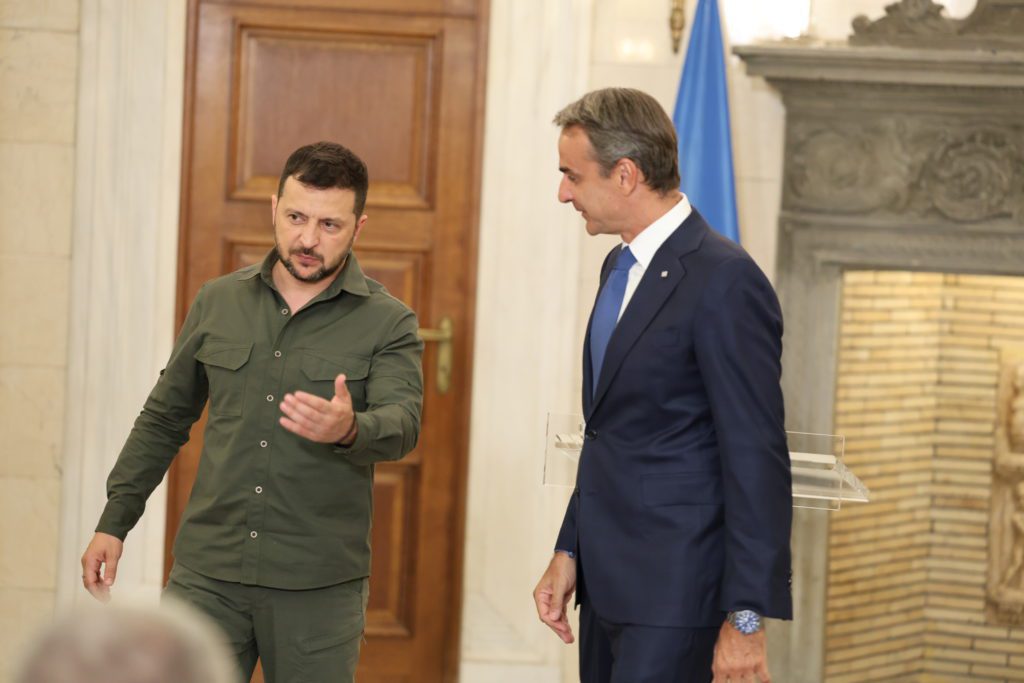 ΔΙΝΕΙ ΟΠΛΑ ΣΤΗΝ ΟΥΚΡΑΝΙΑ , ΤΑ ΚΑΝΕΙ ΠΛΑΚΑΚΙΑ ΜΕ ΕΛΛΗΝΕΣ ΕΦΟΠΛΙΣΤΕΣ ΓΙΑ ...