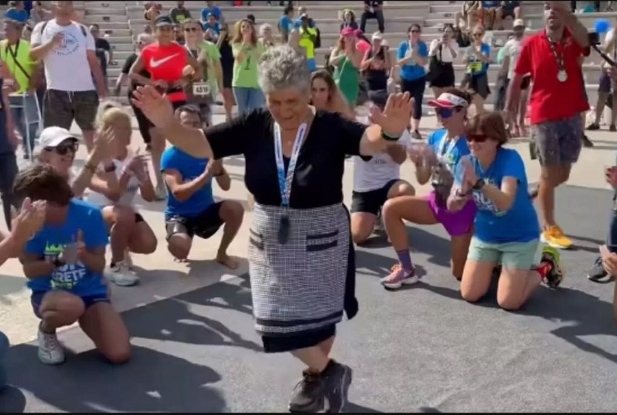 VIRAL ο χορός της γιαγιάς Αγγελικής στον ημιμαραθώνιο Κρήτης (ΒΙΝΤΕΟ ...
