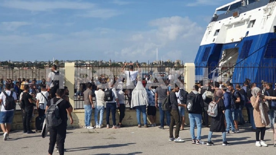ΚΡΑΤΟΣ ΜΠΑΝΑΝΙΑ: ΕΝΑ ΤΑΓΜΑ ΕΦΟΔΟΥ 300 ΛΑΘΡΟΜΕΤΑΝΑΣΤΩΝ ΕΞΕΥΤΕΛΙΣΕ ...