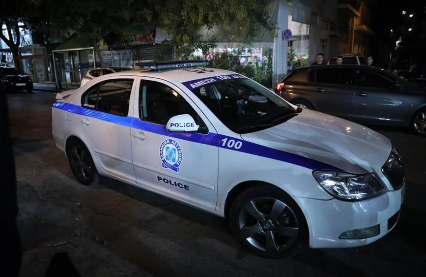 Η ΚΟΙΝΩΝΙΑ ΔΙΑΛΥΕΤΑΙ ΚΑΙ Ο ΚΟΣΜΑΚΗΣ ΑΣΧΟΛΕΙΤΑΙ ΜΕ ΤΑ ΜΟΥΣΚΟΥΛΑ ΤΟΥ ...