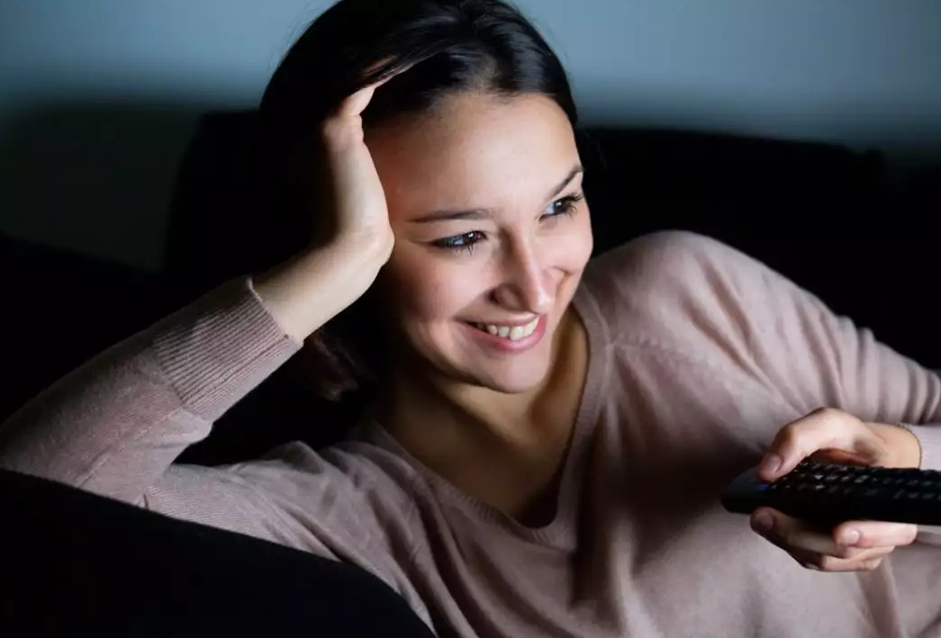 Έχετε «κόλλημα» και βλέπετε ξανά και ξανά τις ίδιες ταινίες και σειρές; – Υπάρχει εξήγηση ...