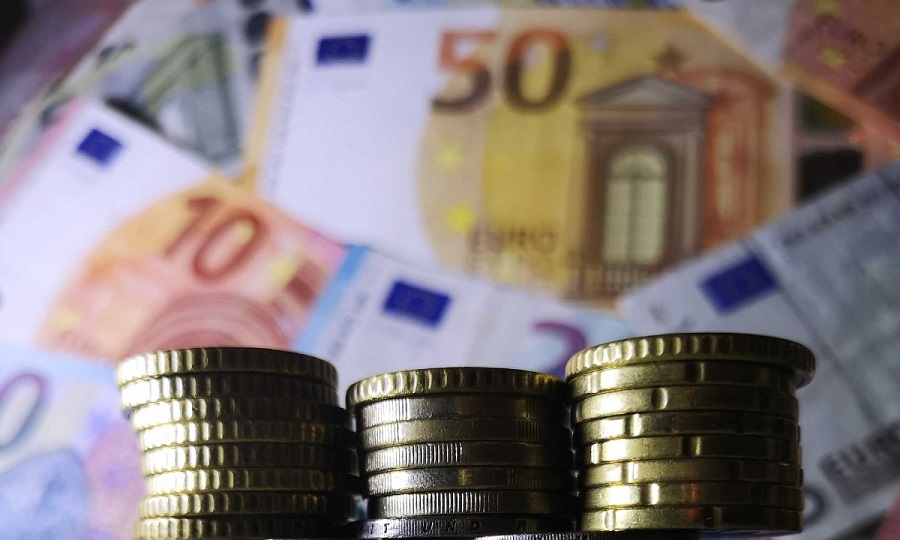 ΠΟΙΑ ΑΝΑΠΤΥΞΗ; ΟΙ ΕΛΛΗΝΕΣ ΖΟΥΝ ΜΕ ΕΠΙΔΟΜΑΤΑ – ΠΑΝΩ ΑΠΟ ΤΡΙΑ ΔΙΣ. ΕΥΡΩ ...
