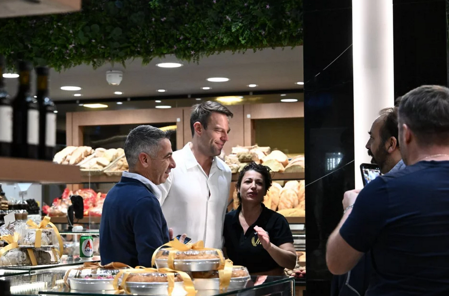 ΕΔΩ Ο ΚΟΣΜΟΣ ΧΑΝΕΤΑΙ… Μετά το… μακελειό στην ΚΕ, ο Κασσελάκης πήγε στον ...