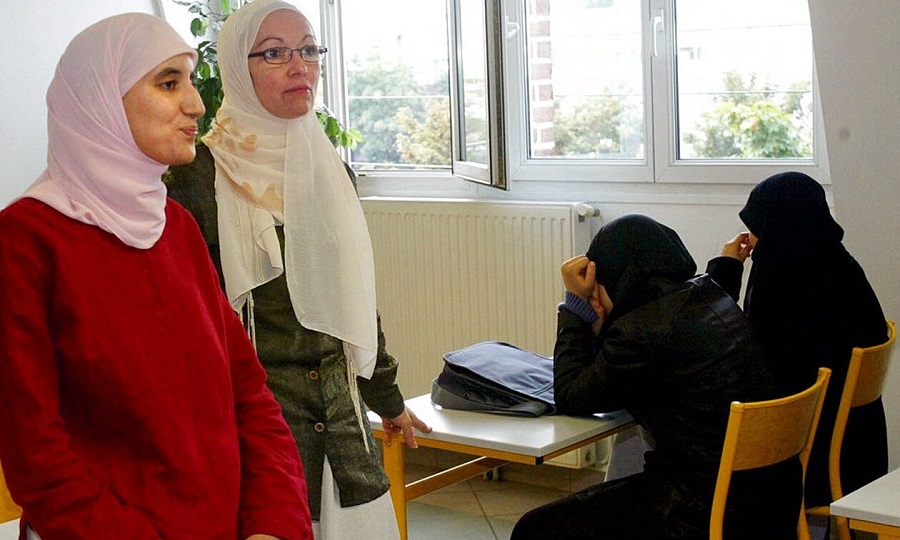 Σάλος στη Γαλλία: Δασκάλα φοβάται για τη ζωή της – Έδειξε γυμνά έργα ...