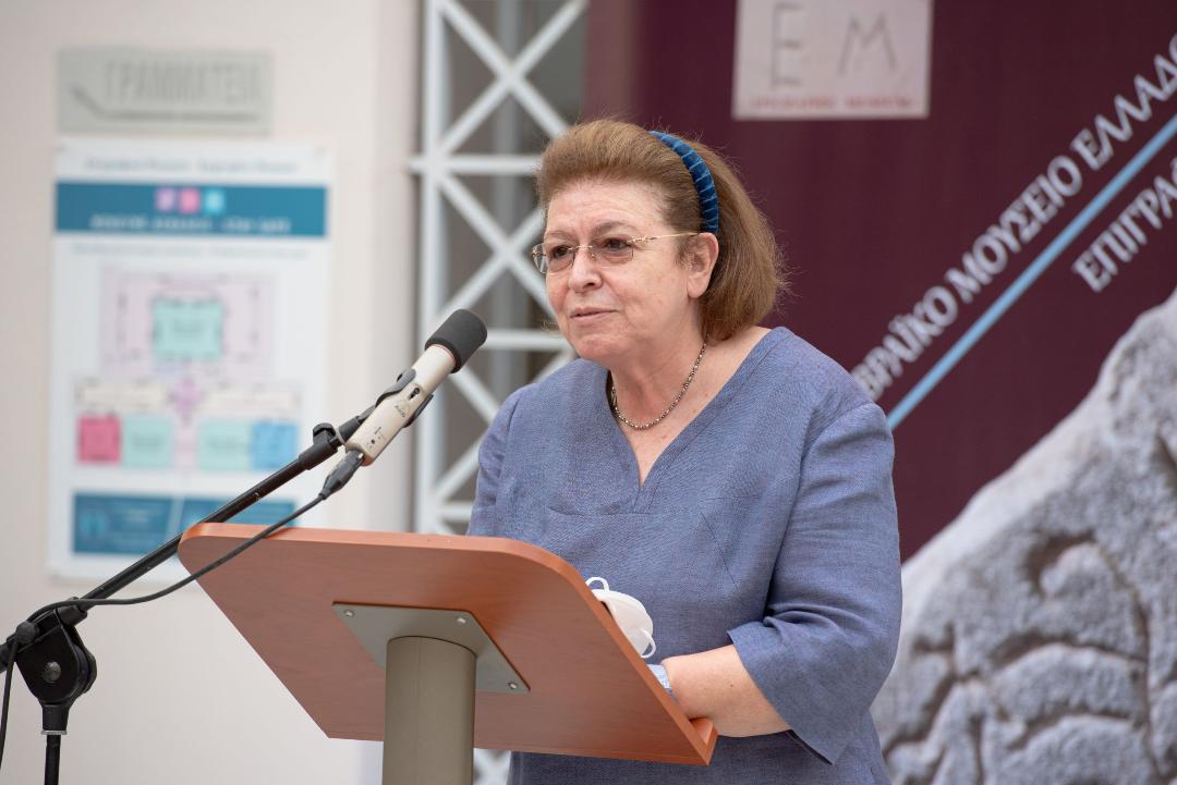 Απούσα από τα εγκαίνια του ανακτόρου του Φιλίππου Β’ η γιαγιά με τη ...