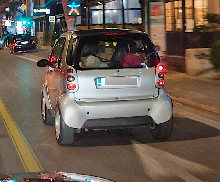 ΕΛΛΑΔΑΡΑ ΑΘΑΝΑΤΗ: Μεταφέρει τα παιδιά της στο χώρο αποσκευών του smart ...