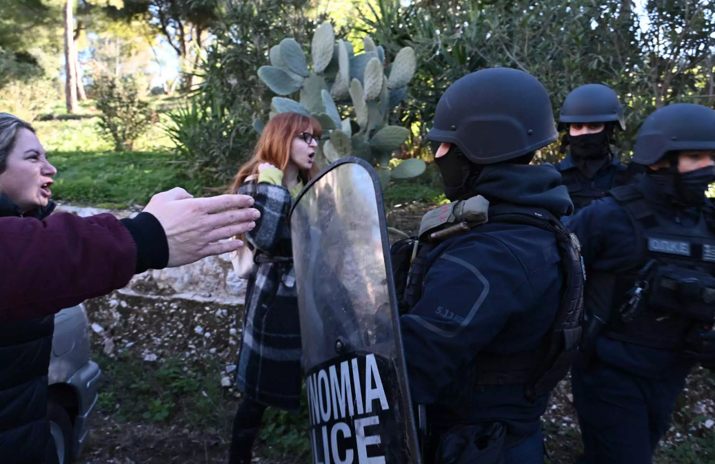 ΔΕΙΤΕ ΝΑ ΦΡΙΞΕΤΕ! ΕΠΕΙΣΟΔΙΑ ΣΤΑ ΠΕΤΡΑΛΩΝΑ ΜΕΤΑΞΥ ΚΑΤΟΙΚΩΝ ΚΑΙ ΜΑΤ ΣΕ ...