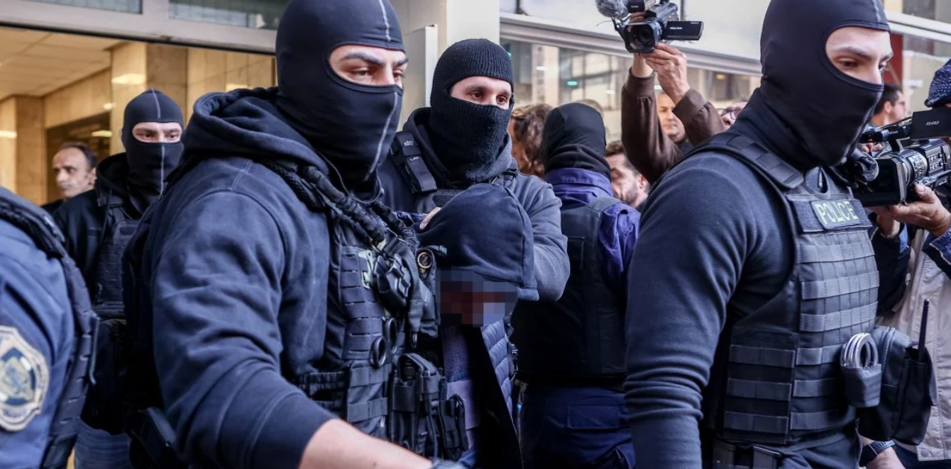 ΜΟΝΟ ΣΕ ΘΡΟΝΟ ΔΕΝ ΤΟΥΣ ΕΒΑΛΑΝ! ΜΕ ΠΡΟΣΚΛΗΣΕΙΣ… VIP ΜΠΗΚΑΝ ΟΙ ΦΟΝΙΑΔΕΣ ...