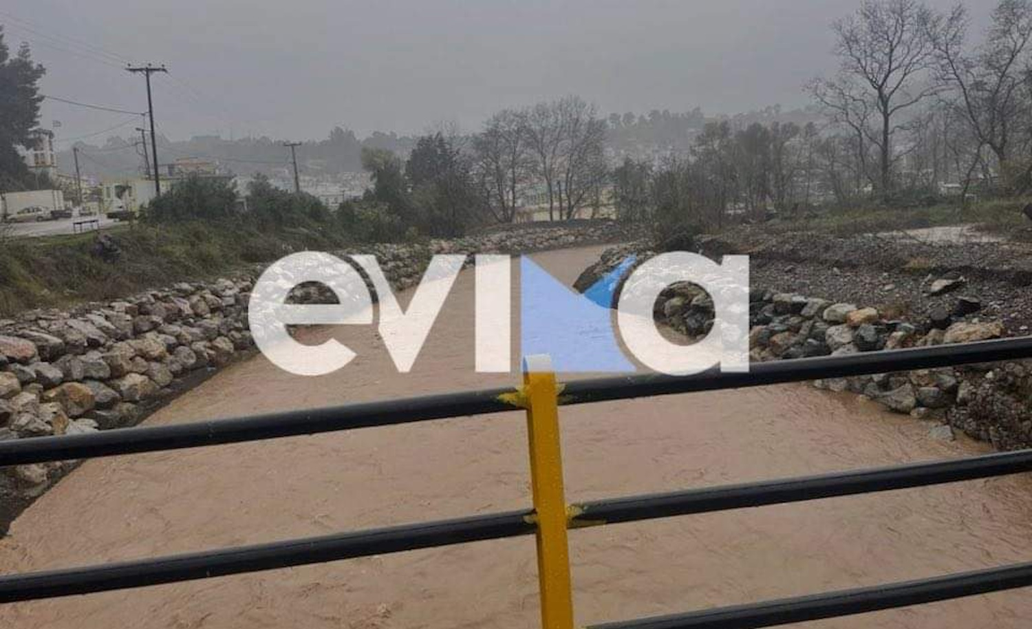 ΠΑΛΙ ΠΡΟΒΛΗΜΑΤΑ ΑΠΟ ΤΟ ΤΙΠΟΤΑ!!! ΧΑΟΣ ΣΤΗΝ ΕΥΒΟΙΑ: Έπεσε κολώνα της ΔΕΗ ...