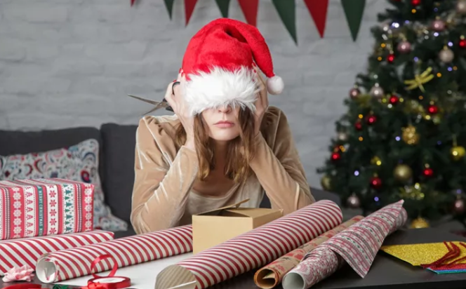 Νέα έρευνα αποκαλύπτει: Οι γιορτές μάς προκαλούν περισσότερο στρες απ’ ό,τι οι φορολογικές ...