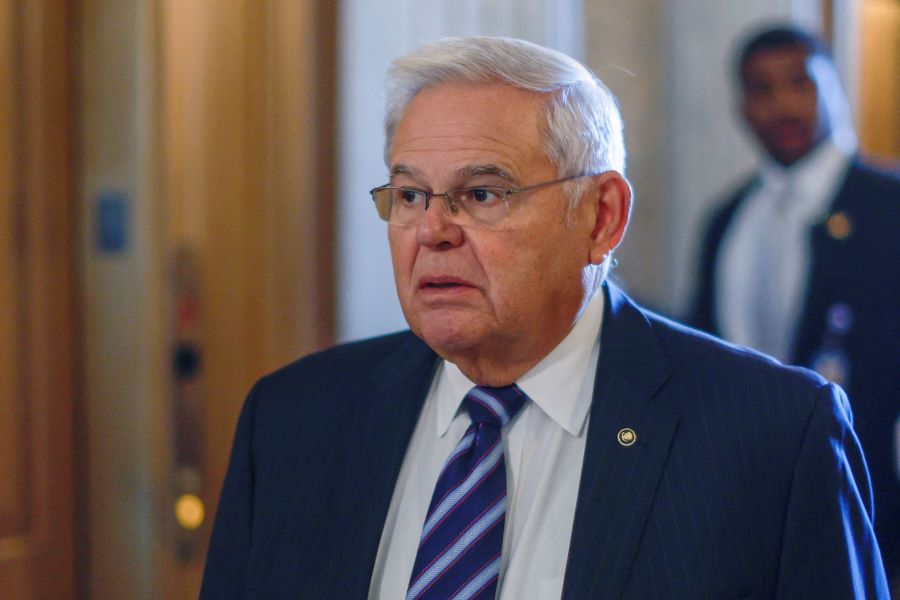 ΜΠΟΜΠ ΜΕΝΕΝΤΕΖ: ΒΡΕΘΗΚΑΝ ΡΑΒΔΟΙ ΧΡΥΣΟΥ ΣΤΟ ΣΠΙΤΙ ΤΟΥ – ΦΕΡΕΤΑΙ ΝΑ ...