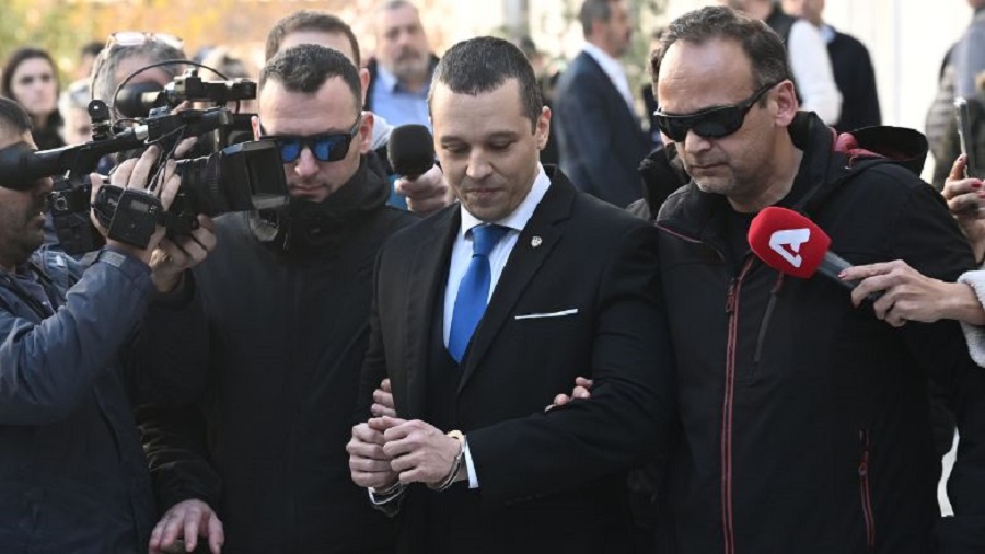 ΝΤΡΟΠΗ ΤΟΥΣ! ΕΣΕΡΝΑΝ ΤΟΝ ΗΛΙΑ ΚΑΣΙΔΙΑΡΗ ΜΕ ΧΕΙΡΟΠΕΔΕΣ ΝΑ ΟΡΚΙΣΤΕΙ ...