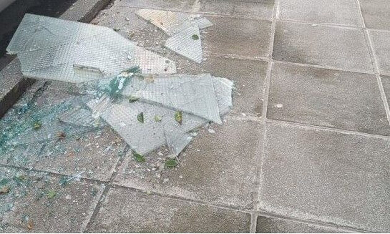 Λάρισα: Τζάμι από εγκαταλελειμμένο κτίριο έσπασε και προσγειώθηκε στο ...