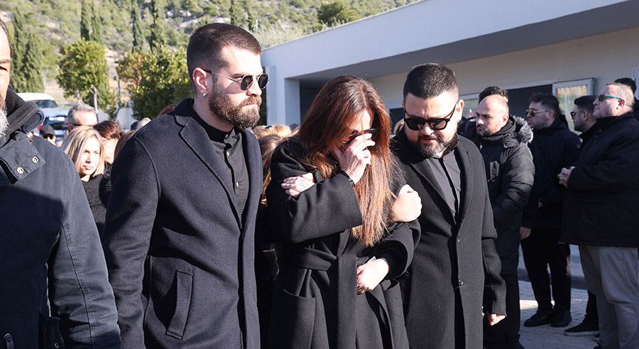 Χάρης Κωστόπουλος: Συντετριμμένοι στην κηδεία του η σύζυγός του και οι ...