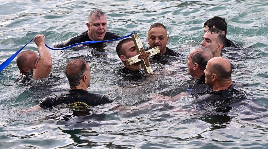 ΧΡΟΝΙΑ ΠΟΛΛΑ ΕΛΛΗΝΕΣ! ΜΕ ΛΑΜΠΡΟΤΗΤΑ ΚΑΙ ΚΑΤΑΝΥΞΗ Ο ΚΑΘΑΓΙΑΣΜΟΣ ΤΩΝ ...