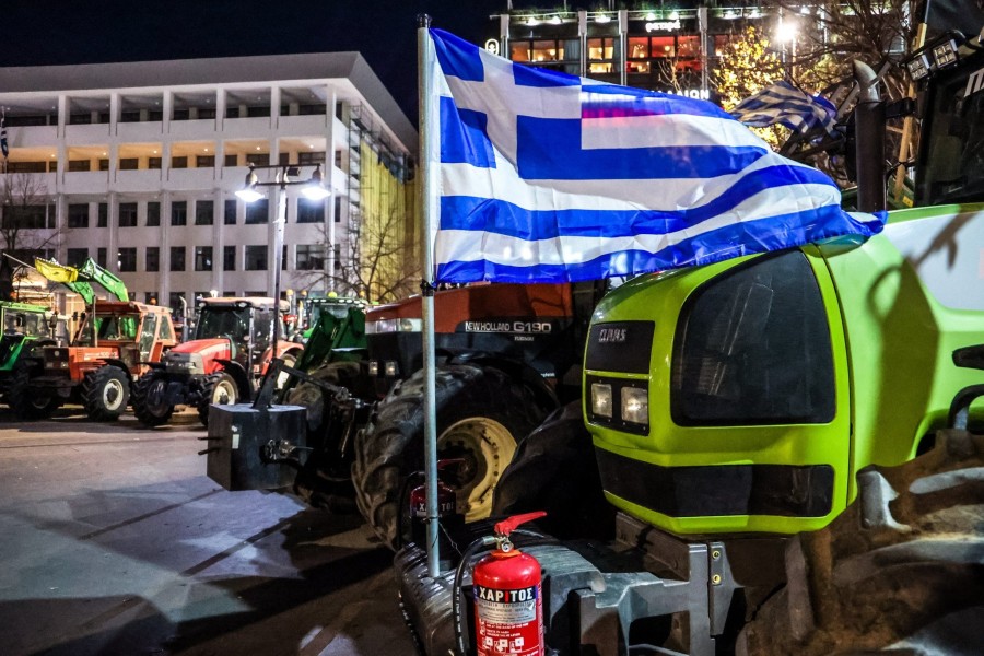 ΒΟΜΒΑ ΑΠΟ “ΓΑΛΑΖΙΟ” ΑΓΡΟΤΟΣΥΝΔΙΚΑΛΙΣΤΗ! “ΜΑΣ ΚΑΤΑΣΤΡΕΦΟΥΝ ΓΙΑ ΤΑ… ΜΑΤΙΑ ...