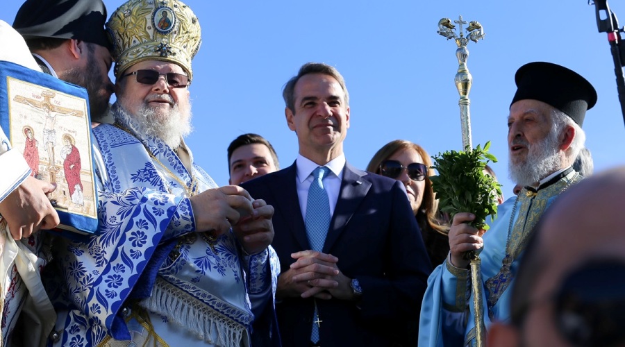 ΜΗΤΣΟΤΑΚΗΣ: “ΤΟ ΦΩΣ ΤΩΝ ΘΕΟΦΑΝΙΩΝ ΣΤΕΛΝΕΙ ΙΣΧΥΡΟ ΜΗΝΥΜΑ ΕΛΠΙΔΑΣ” – ΕΝΑΣ ...