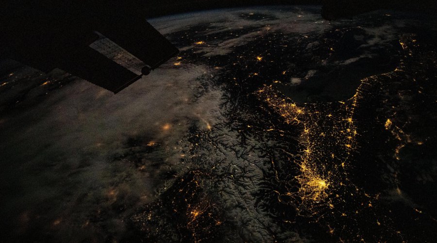 NASA: Πώς φάνηκε η λάμψη της αλλαγής του χρόνου από το Διάστημα ...