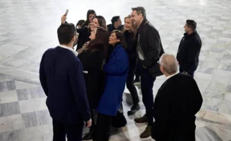 ΠΟΥ ΤΟΝ «ΚΟΝΟΜΗΣΕ» ΠΑΛΙ ΤΟΝ ΗΛΙΟΚΑΜΜΕΝΟ ΚΟΜΠΑΡΣΟ ΒΓΑΜΕΝΟ ΑΠΟ ΤΙΣ ...